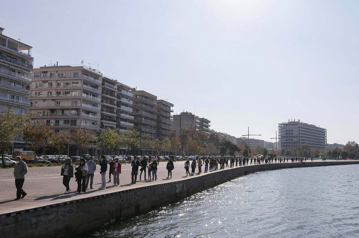 Θεσσαλονίκη: Μειώθηκε κατά 50% το ιικό φορτίο στα λύματα · euosmos.gr