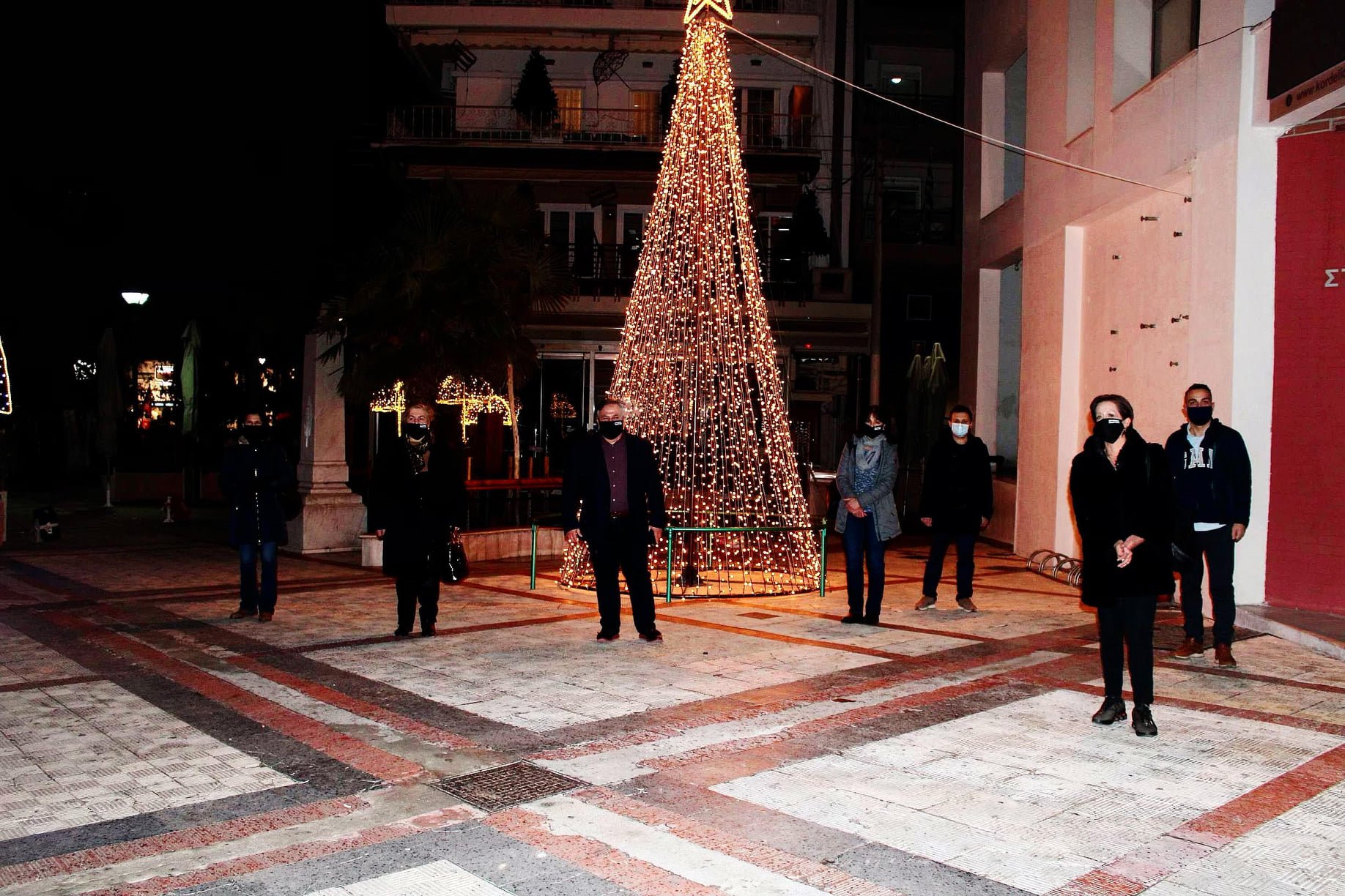 Δήμος Κορδελιού - Ευόσμου: Φωταγωγήθηκαν τα Χριστουγεννιάτικα δέντρα ...