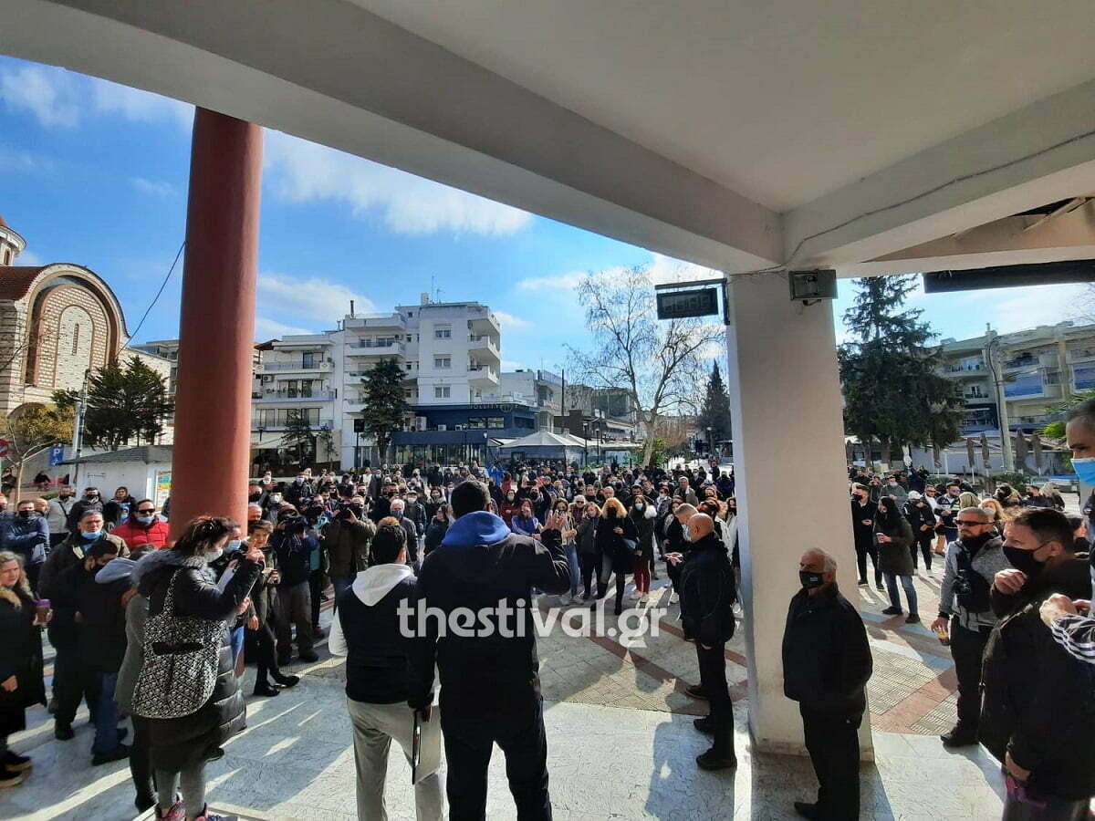 ΤΩΡΑ: Συγκέντρωση διαμαρτυρίας κατοίκων κατά του lockdown στον Εύοσμο ...