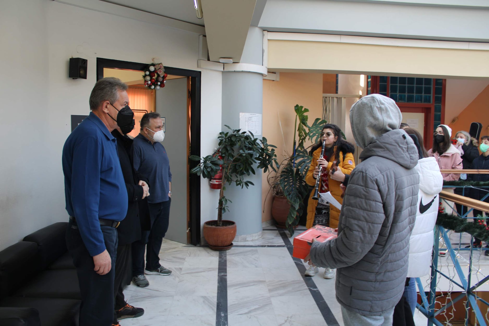 Χριστουγεννιάτικα κάλαντα «πλημμύρισαν» το Δημαρχείο Κορδελιού-Ευόσμου ...