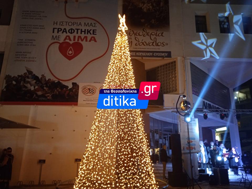 Αναψε το χριστουγεννιάτικο δέντρο στην πλατεία Ευόσμου (Εικόνες ...