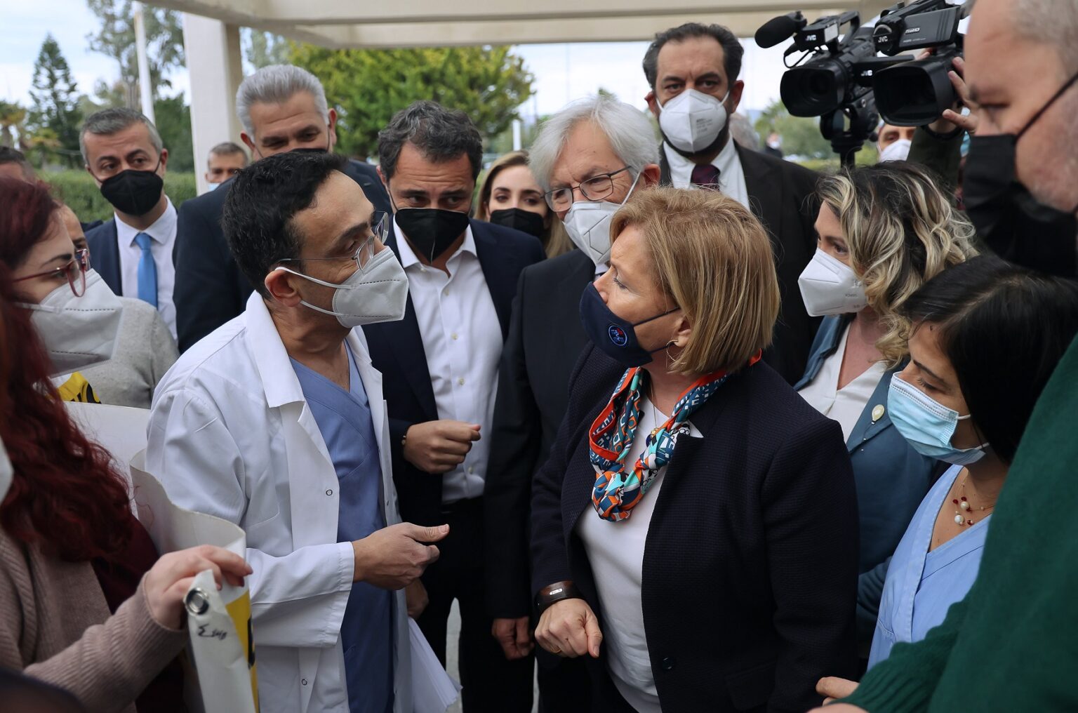 Θεσσαλονίκη: Διαμαρτυρία υγειονομικών με αφορμή την επίσκεψη της Μ ...