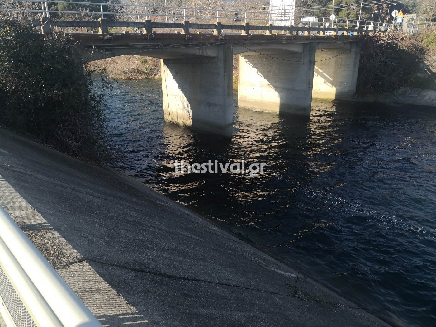 Φρίκη στην Ημαθία: Η 29χρονη μητέρα υπέδειξε το σημείο στον Αλιάκμονα ...