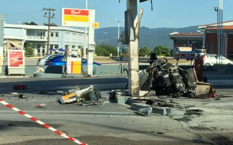 Θεσσαλονίκη ΠΡΙΝ ΛΙΓΟ: Φωτιά σε βενζινάδικο - ΙΧ καρφώθηκε στις αντλίες ...
