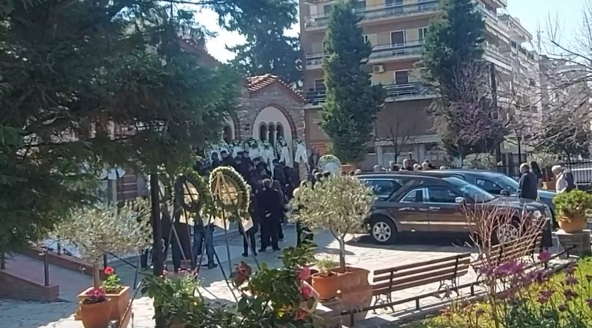 Κορδελιό: Λευκά λουλούδια και σπαραγμός στις κηδείες του συνταξιούχου ...