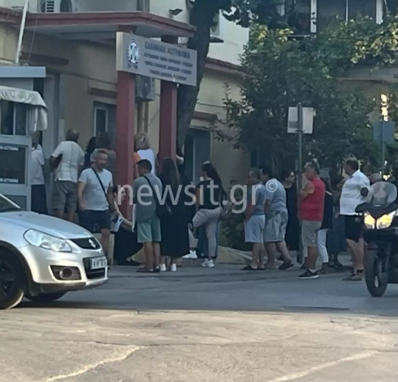 Ουρές από τα ξημερώματα για ταυτότητες στον Eυοσμο - «Είναι του ...