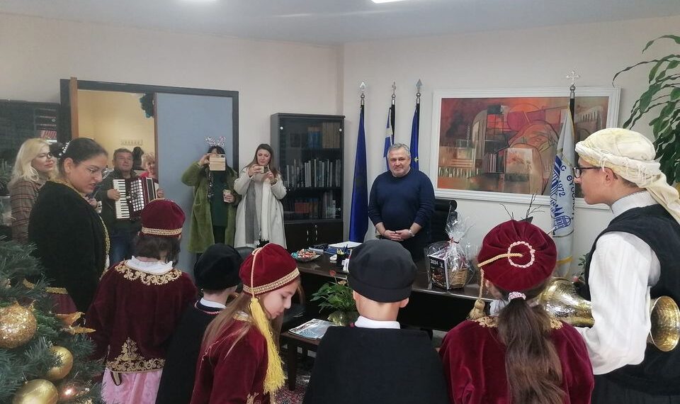 Πρωτοχρονιάτικα κάλαντα στο δημαρχείο Κορδελιού - Ευόσμου · euosmos.gr