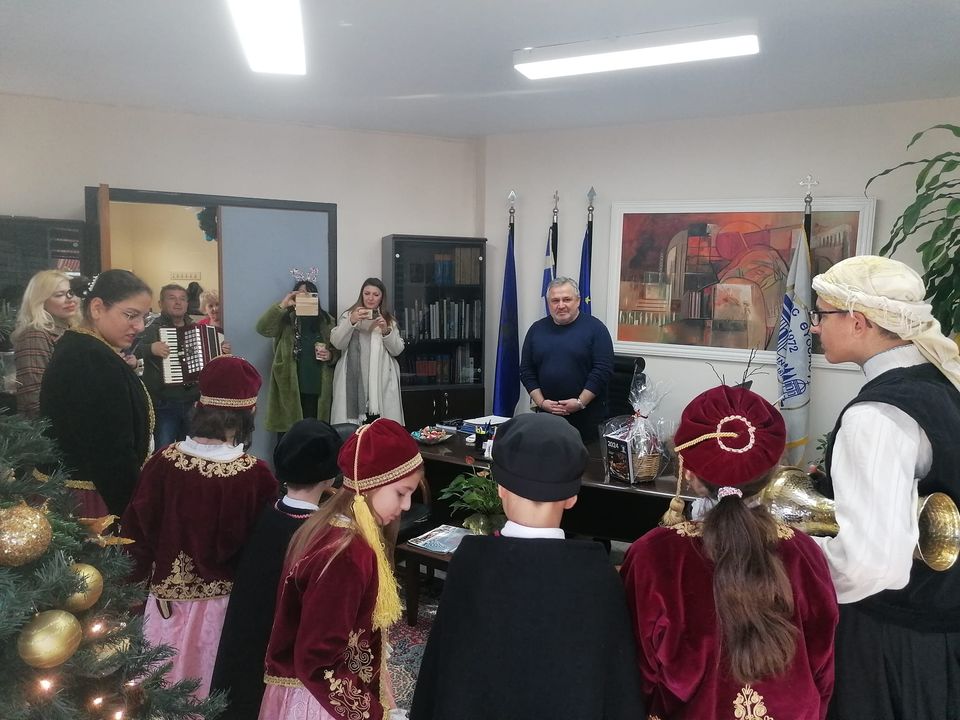Πρωτοχρονιάτικα κάλαντα στο δημαρχείο Κορδελιού - Ευόσμου · euosmos.gr